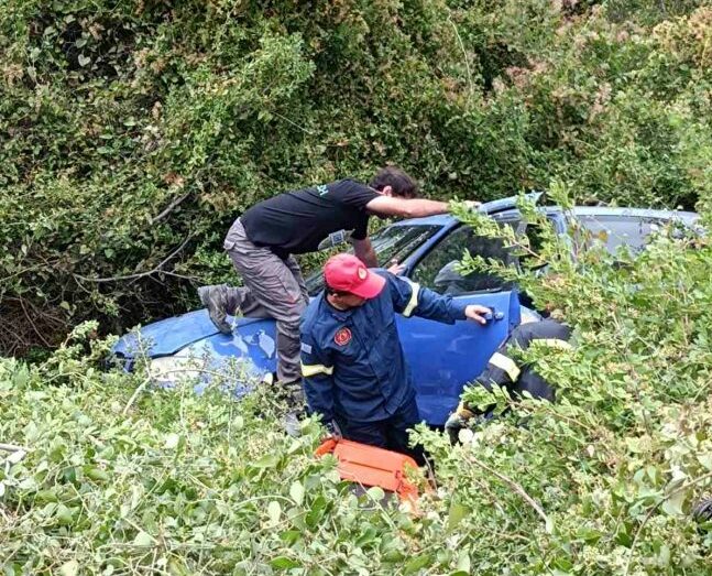 Επεσε σε γκρεμό στην Αμφιλοχία το ΙΧ, αλλά ο οδηγός σώθηκε από θαύμα ...