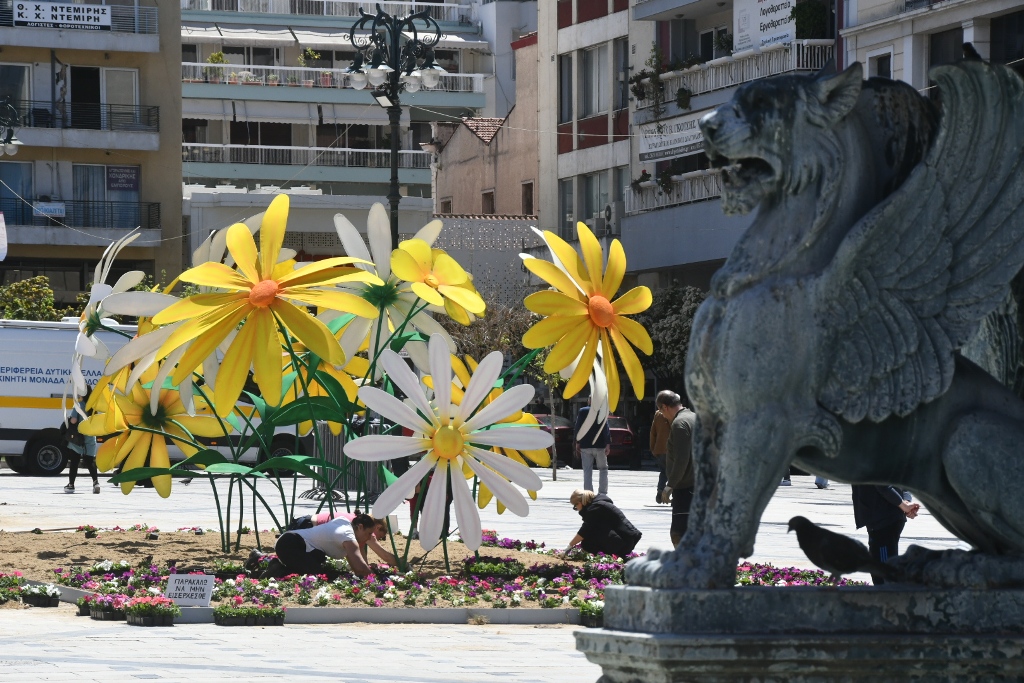 ΠΛΑΤΕΙΑ ΓΕΩΡΓΙΟΥ: Τοποθετούνται οι ανοιξιάτικες κατασκευές του Δήμου ...